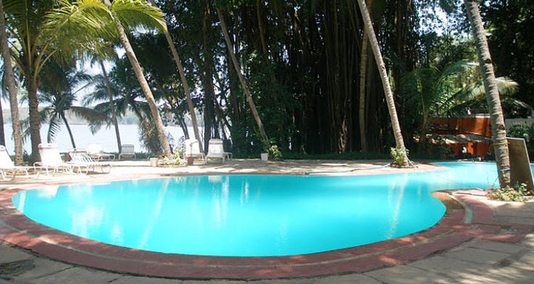 Bambolim Beach Goa, India (Location, Activities, Night Life, Images ...